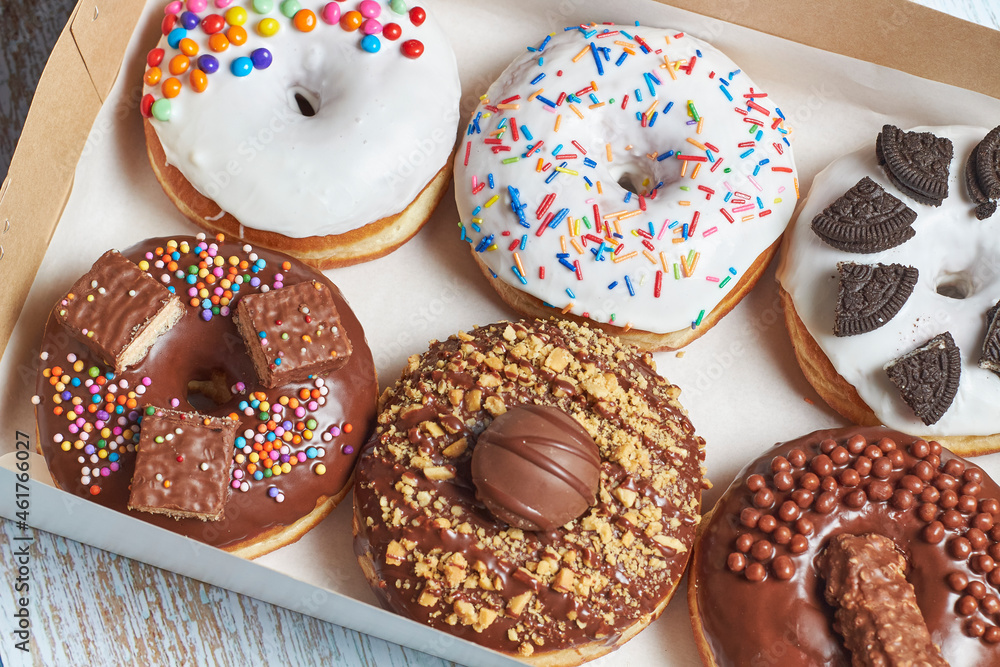 Caja de donas clásicas decoradas con diferentes topping o dulces. Stock ...