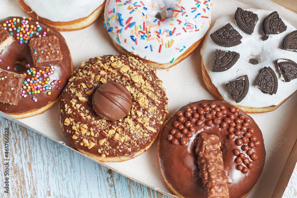 Foto de Caja de donas clásicas decoradas con diferentes topping o ...