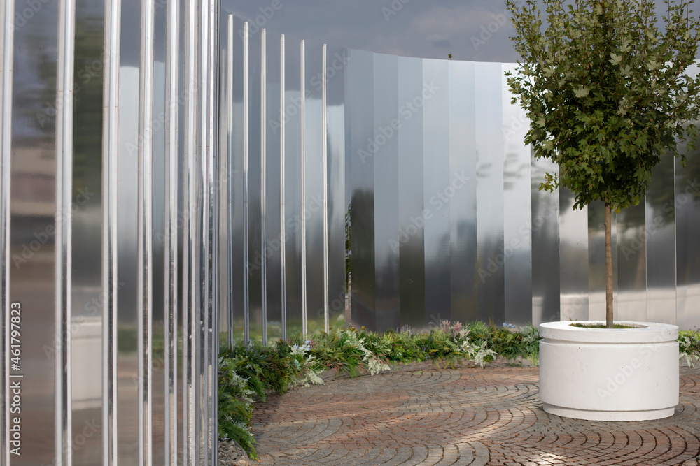 Mirror wall in the park. Architectural element to decorate the city ...
