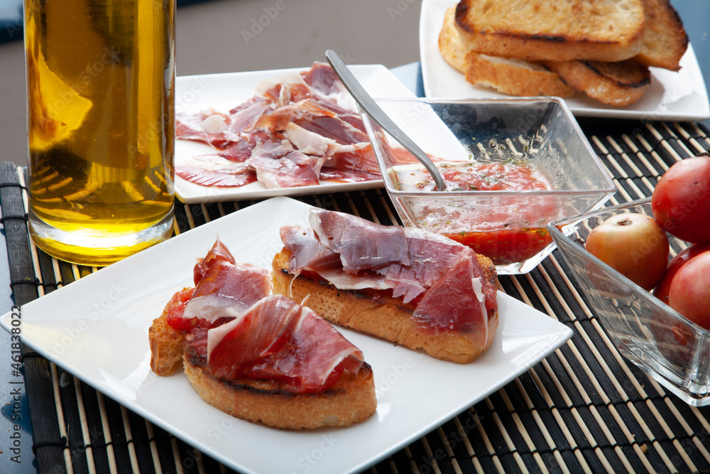Foto de Canapé, aperitivo, tapa de jamón ibérico con pulpa de tomate ...
