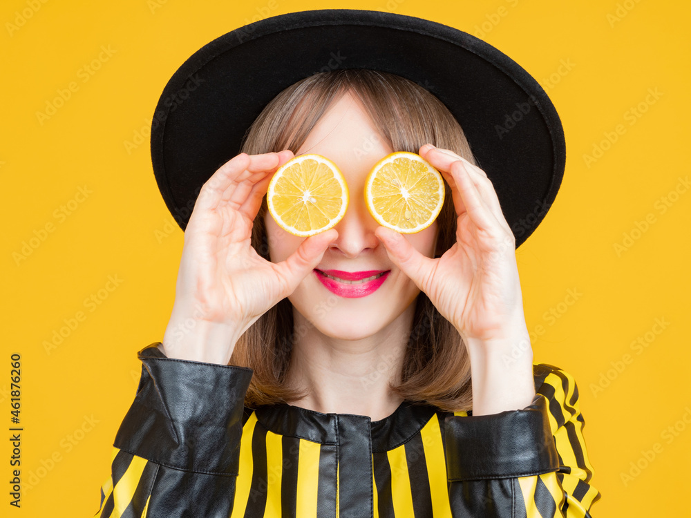 Woman demonstrates lemons of eye. Woman comedian depicts eyes made from ...