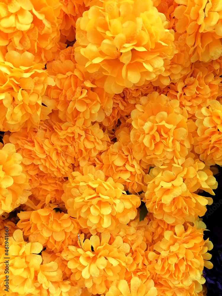 Flores artificiales de cempasúchil, de una planta conocida como ...