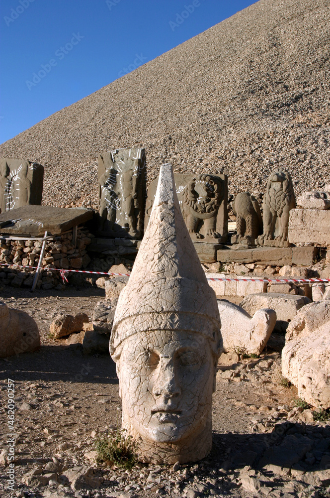 King Antiochus Statue and Mount Nemrut colossal statues guarding ...