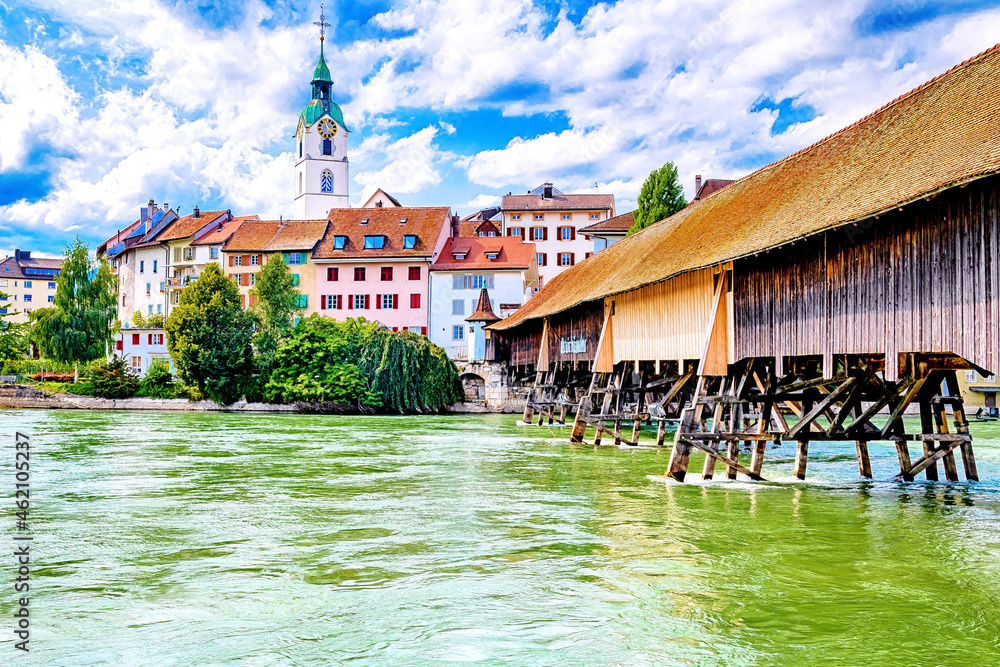 Gedeckte Holzbrücke und Altstadt von Olten an der Aare, Solothurn ...