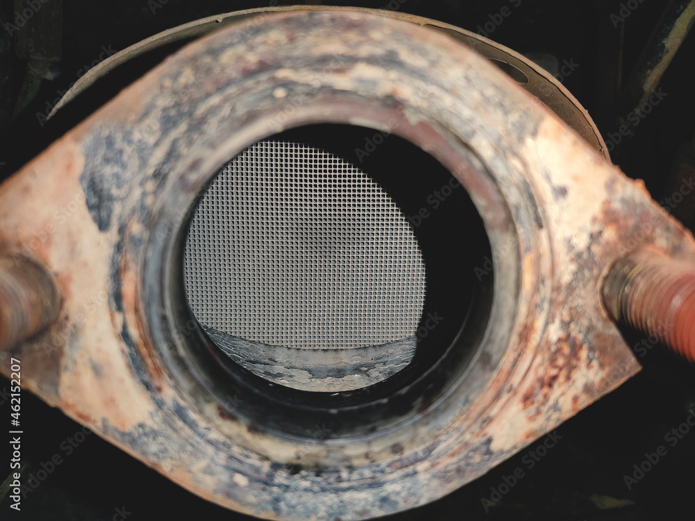 Foto de catalyst, vehicle exhaust gas neutralizer. Close-up view ...