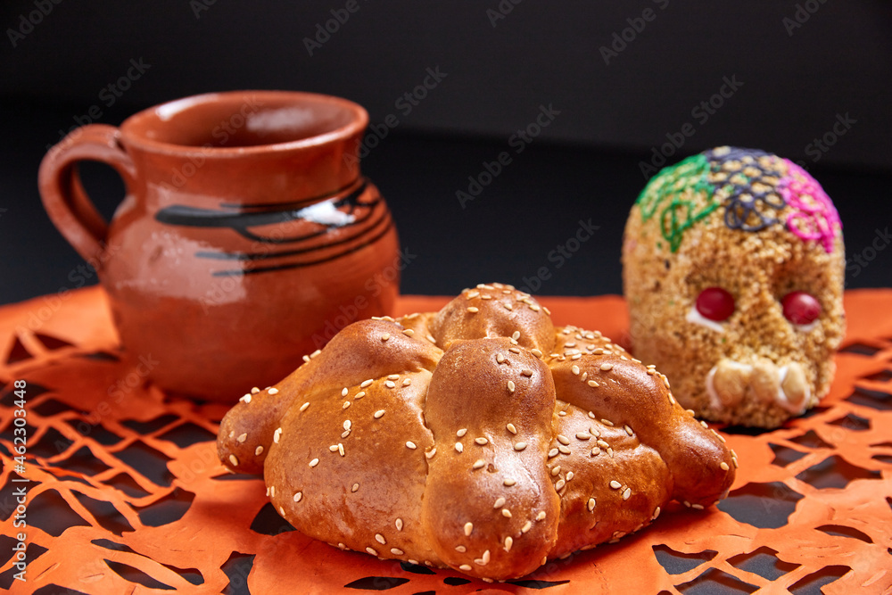 Pan del Muerto, pan del día de muerto en México, café en jarro y ...