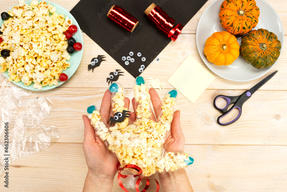We prepare gifts for Halloween, we make funny packages for popcorn with ...