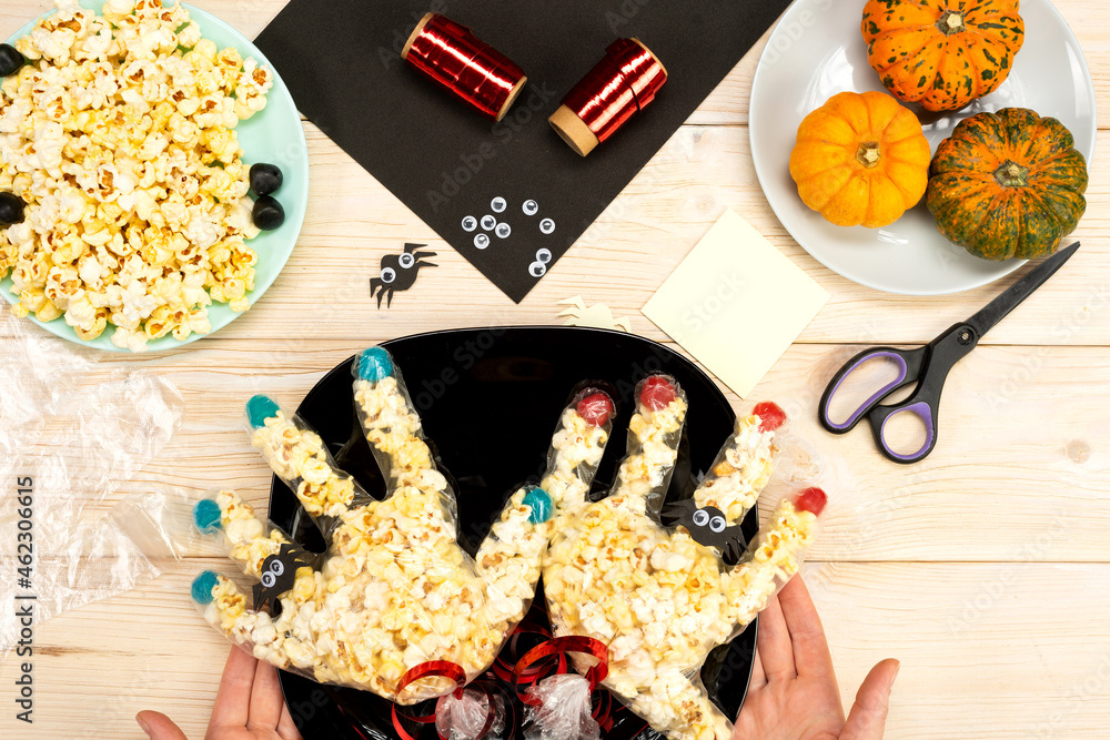 We prepare gifts for Halloween, we make funny packages for popcorn with ...