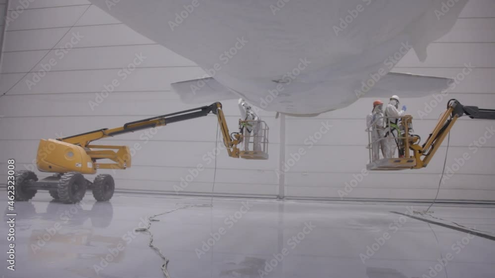 painting the aircraft in the hangar vídeo de Stock | Adobe Stock