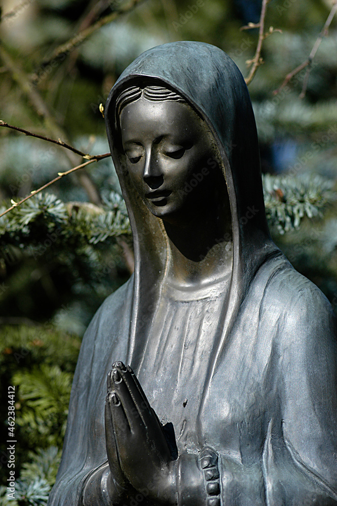 Statue der heiligen Maria auf einem Friedhof Stock Photo | Adobe Stock