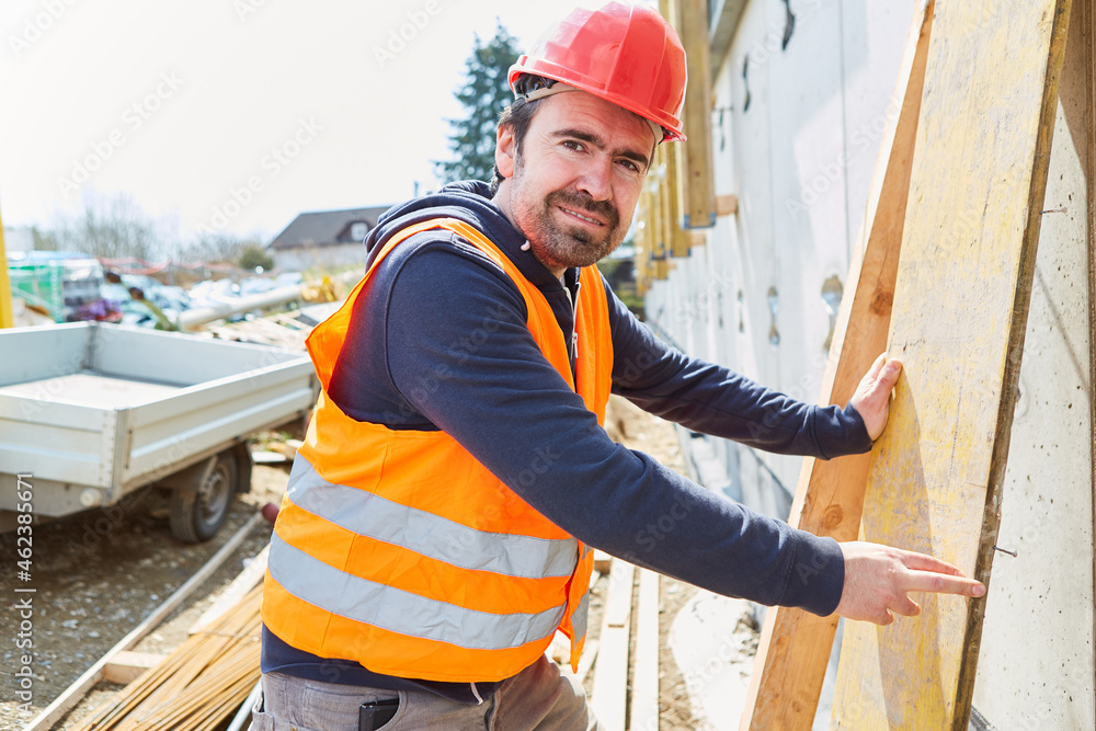 Handwerker als Tischler auf der Baustelle vom Hausbau Stock Photo ...