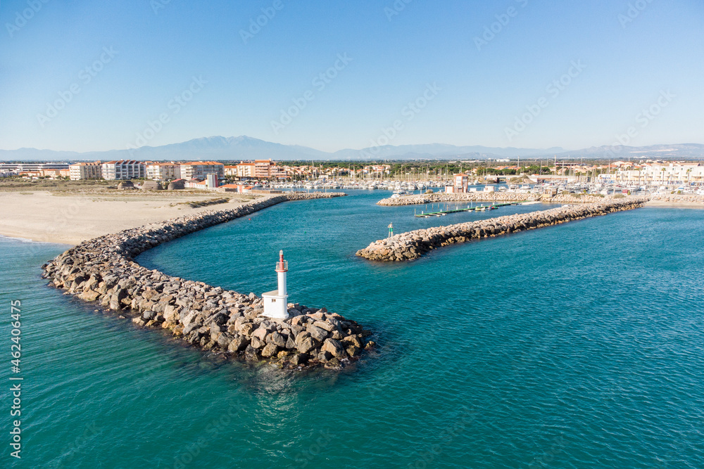 Panorama aérien de l'entrée du port de Barcarès dans les Pyrénées ...
