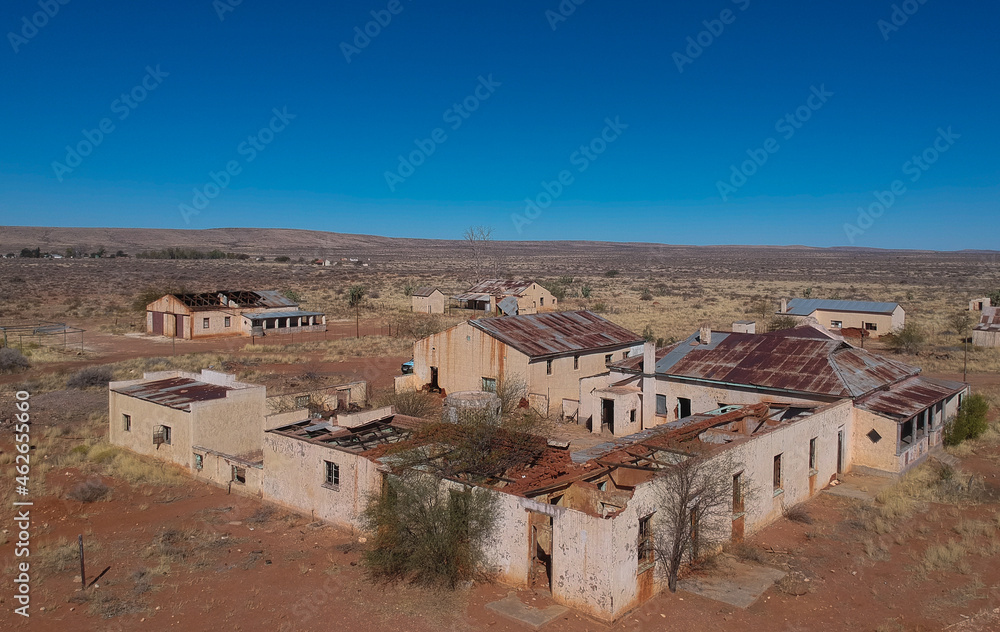 Foto de Aerial view of the hotel of the abandoned railway town called Putsonderwater, ghost town ...