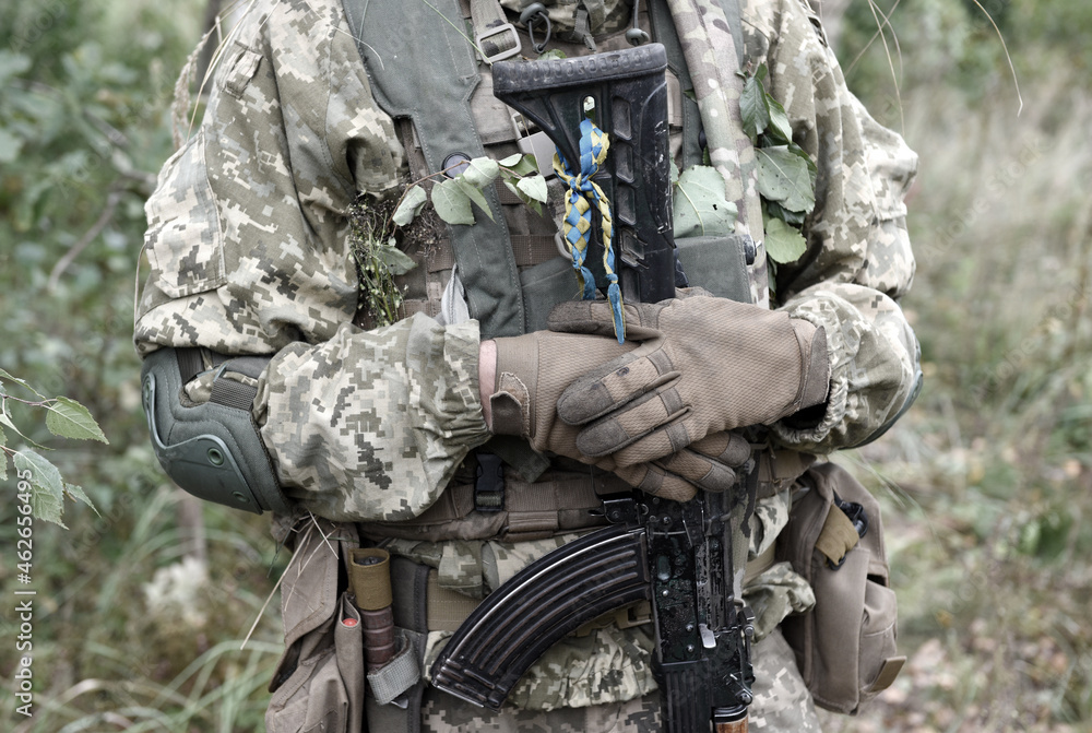 Soldier of Ukraine with assault rifle. Ukrainian soldier with assault ...