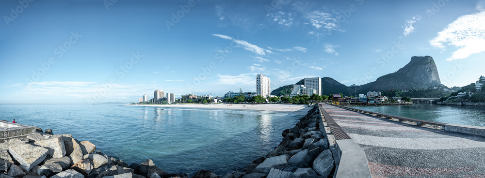Foto de Bela panorâmica da ponta do pier do quebra-mar no início da ...