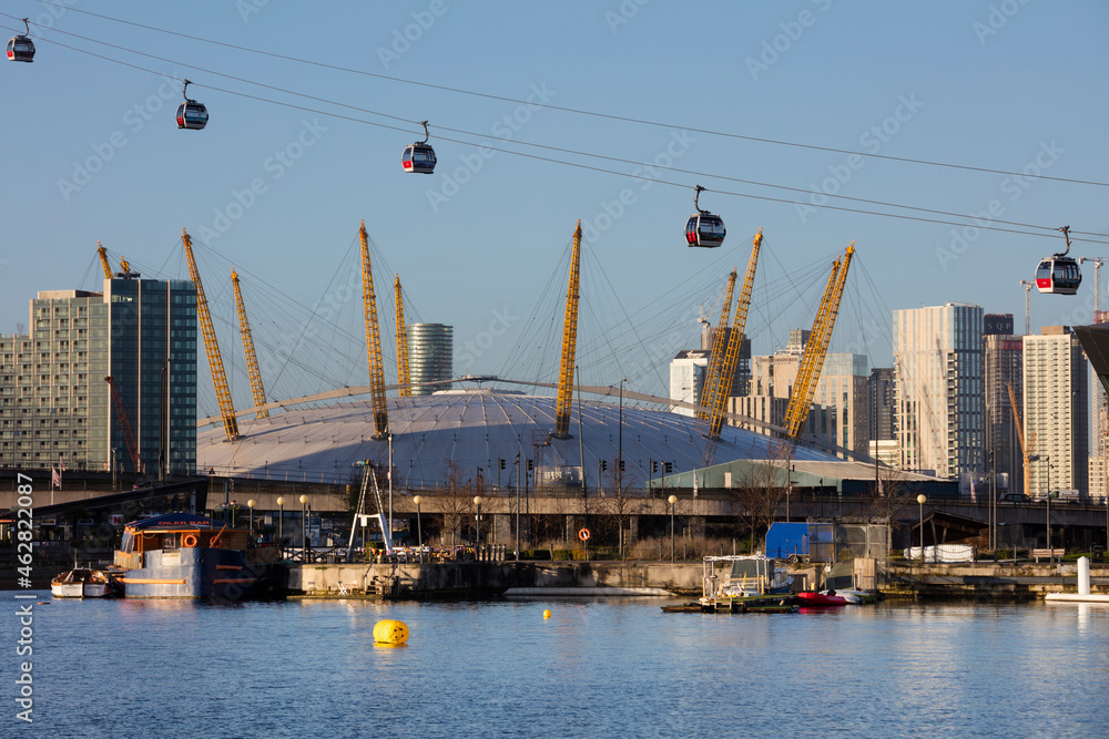 UK, London, Docklands, O2 Arena, gondolas of the Emirates cable car ...