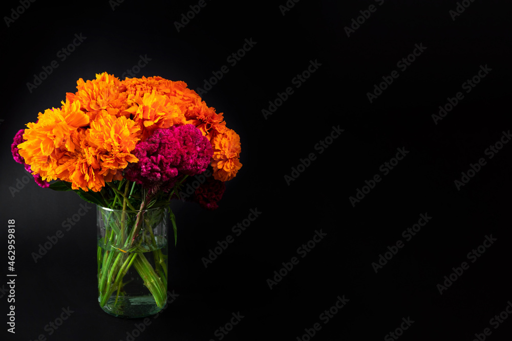 Florero de día de muertos con flores de cempasúchil con fondo negro ...