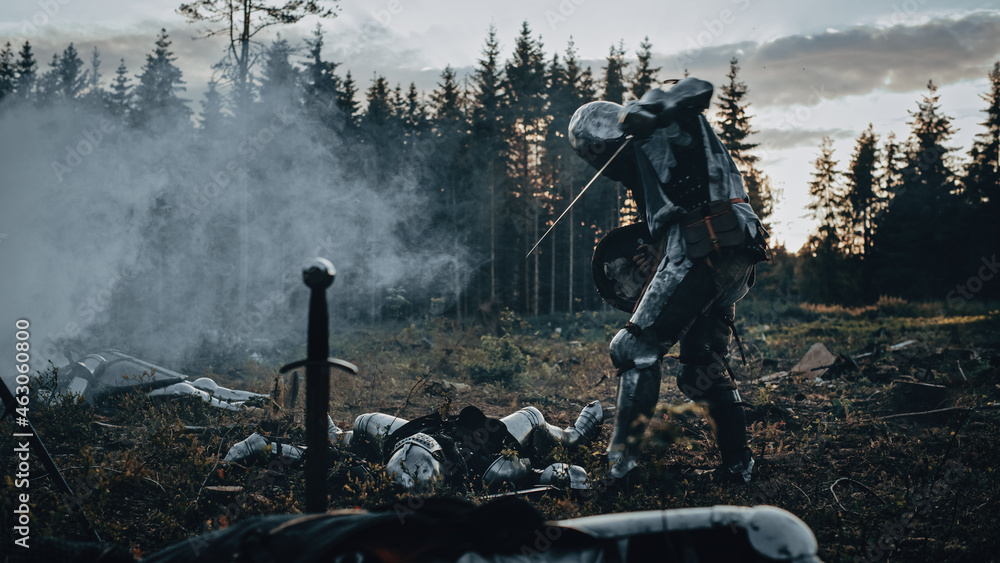 Fotografia do Stock: Dark Age Battlefield: Brutal Fight to Death of Two Armored Medieval Knights ...