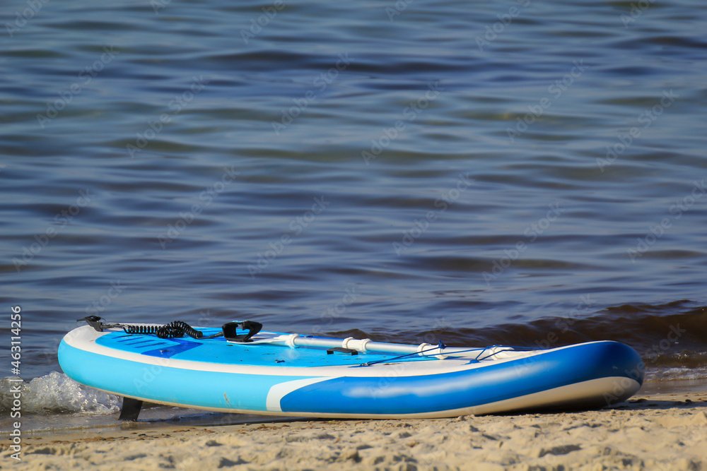 Ein aufblasbaren Paddle Board für Stand-Up-Paddling oder Stehpaddeln am ...