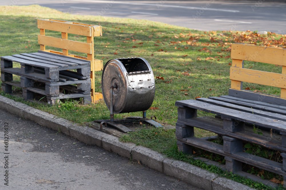 A do-it-yourself trash bin made from a washing machine drum. An example ...