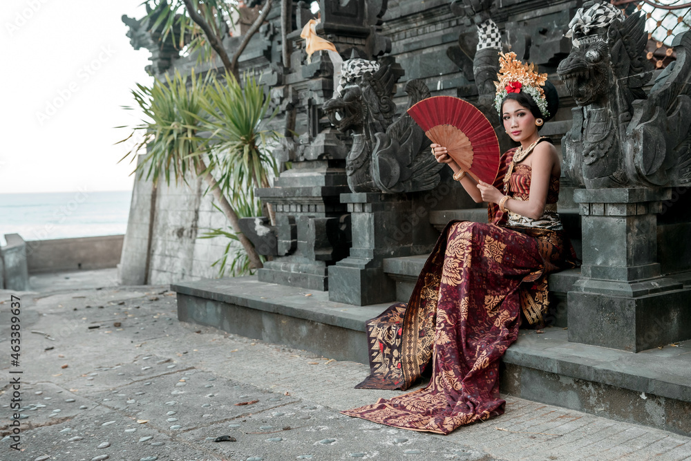 Balinese woman in traditional costume and hand fan, indonesian girl ...