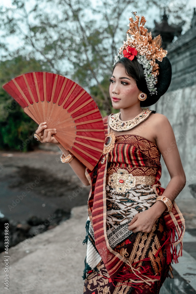 Balinese woman in traditional costume and hand fan, indonesian girl ...