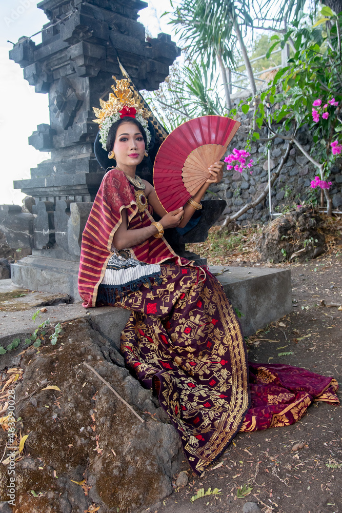 Balinese woman in traditional costume and hand fan, indonesian girl ...