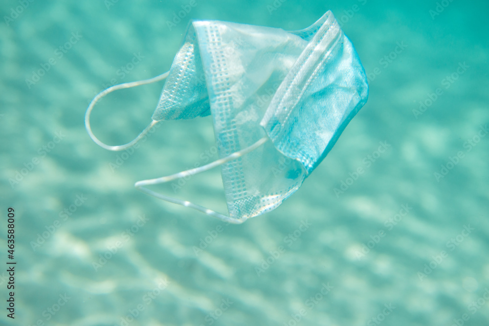 Foto de Ocean pollution. Personal protective mask floats underwater ...