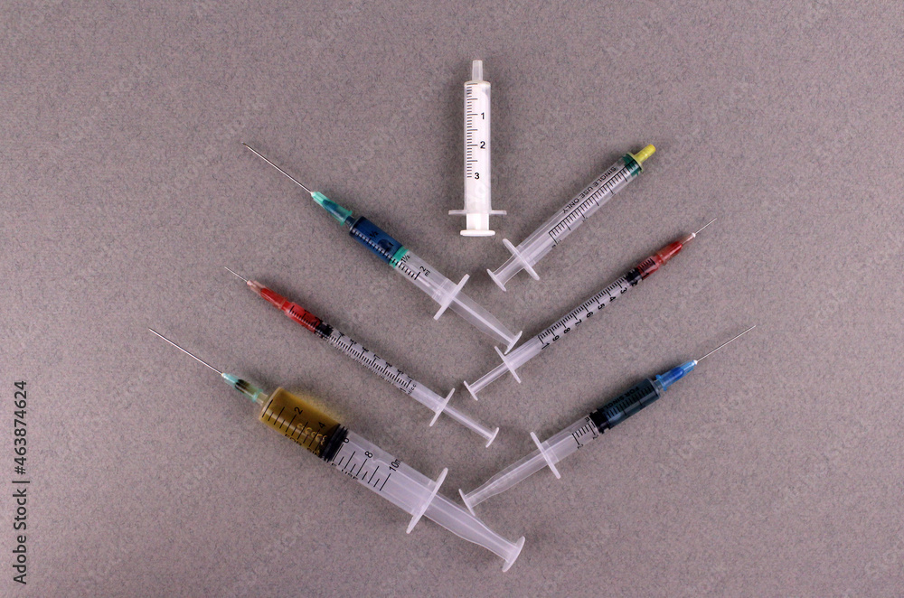 Syringes with vaccine laid out in the shape of a Christmas tree Stock ...