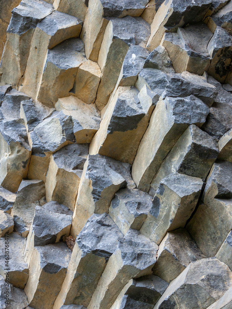Basalt ist das meist vorkommene Gestein und entsteht bei der ...