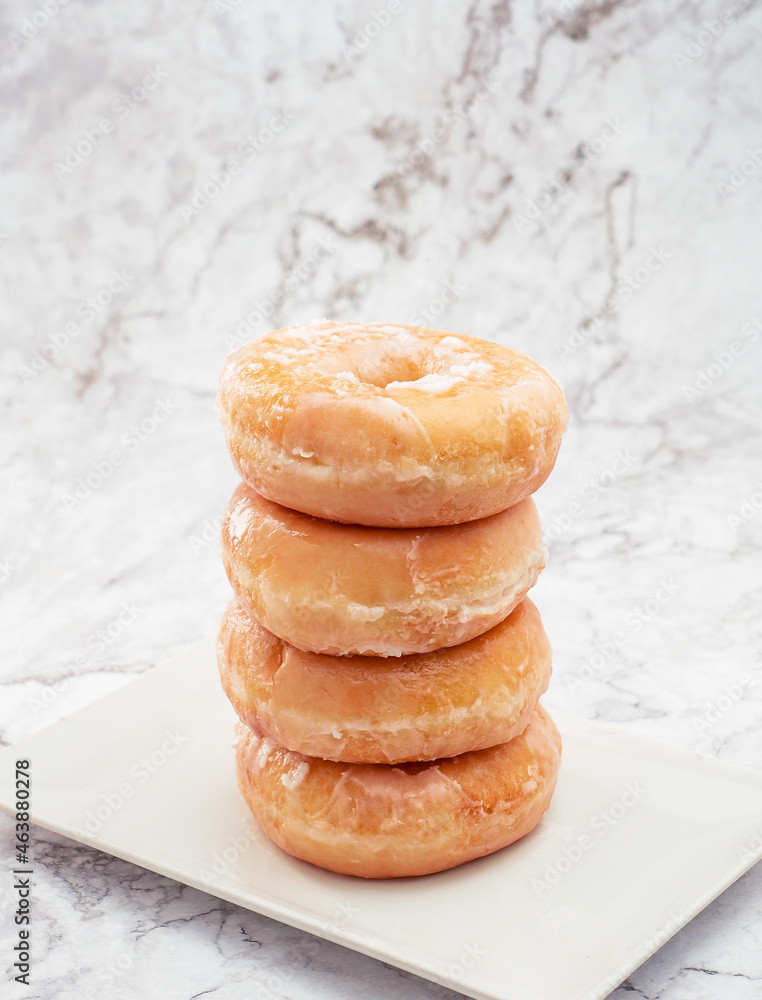 donuts de azucar y colorines rosas encima de una mesa de marmol foto de ...