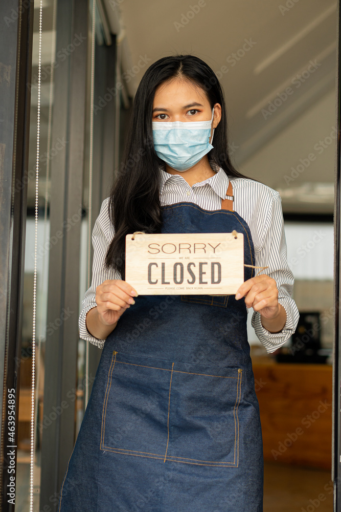 Fotka „woman flipping off shop sign A closed sign hanging on the glass ...
