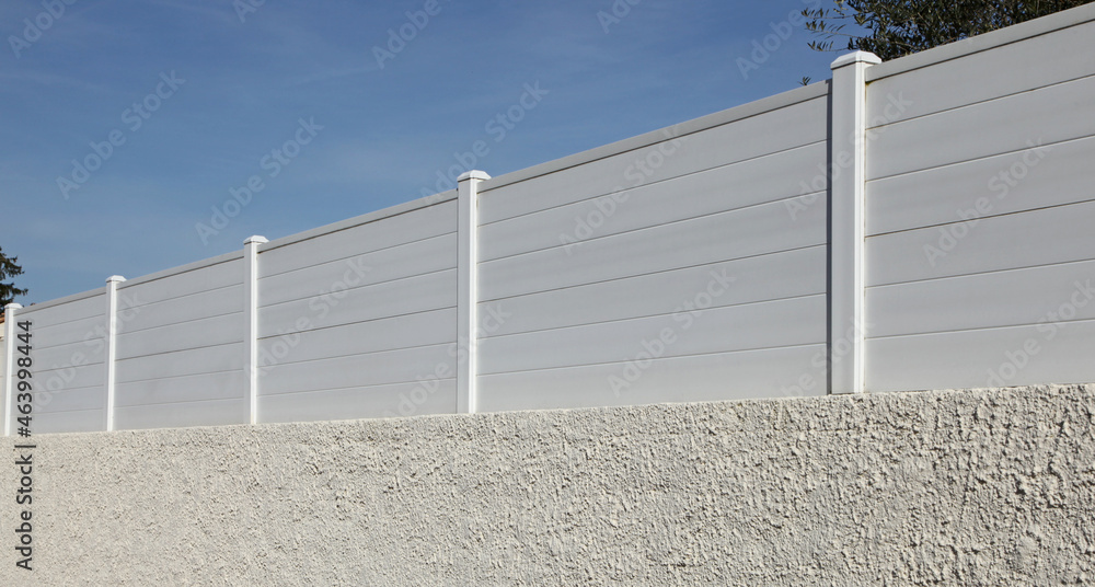 Brise-vue en PVC blanc d'une maison Photos | Adobe Stock