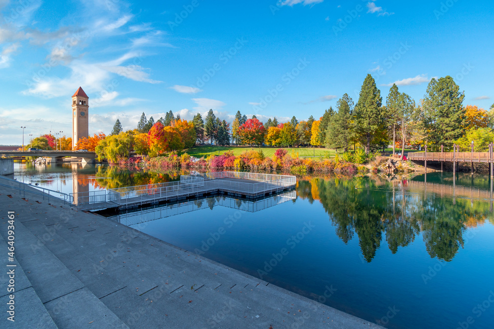 Foto de Autumn view with leaves turning Fall colors near the clock ...