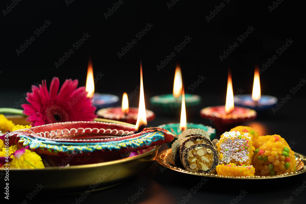 Foto de Big Clay Diya Deep Lit With Indian Mithai Laddu, Meetha Laddoo ...