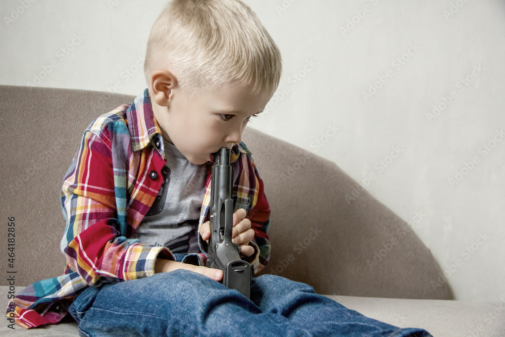 Foto de Gun in children's hands. Child abuse, dysfunctional family ...