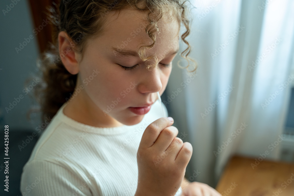 Foto de Corona Schnelltest Test Kinder Children Child Girl make Corona ...