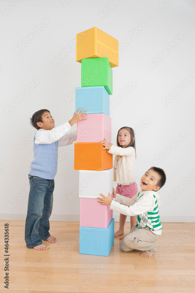 箱を持って積み重ねる子ども達 Stock Foto Adobe Stock