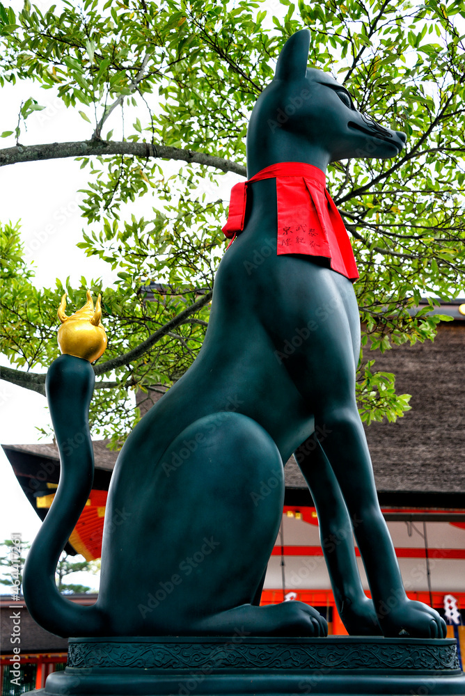 Statuette of Kitsune Messenger-fox, entrance to Fushimi Inari-taisha ...