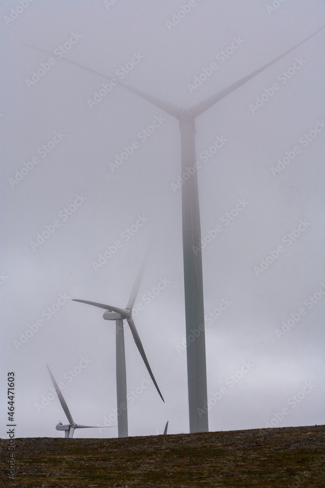 Windrad am nördlichsten Windpark in Havøysund Arktik View Stock Photo ...