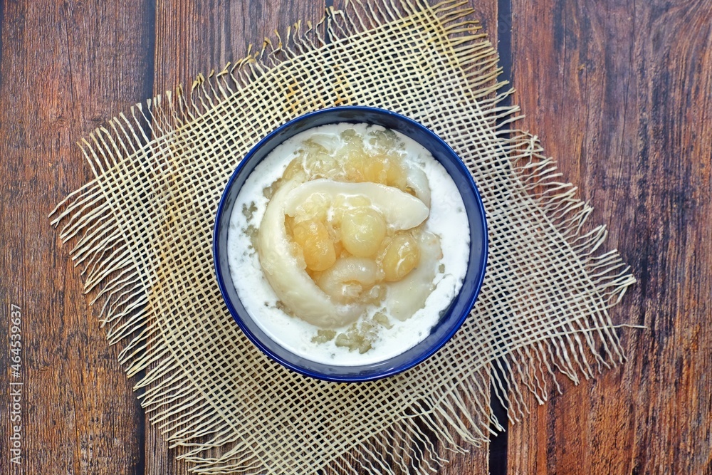 Sweet sticky rice with longan and coconut sliced in coconut milk (Kao ...