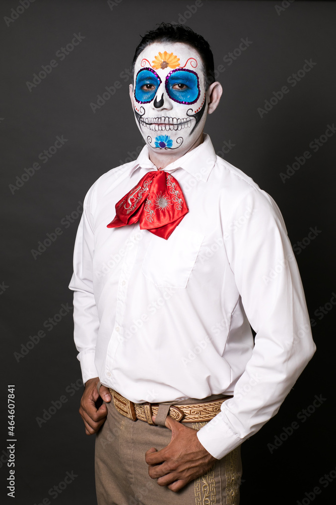 hombre maquillado de catrin para el dia de muertos como tradición ...