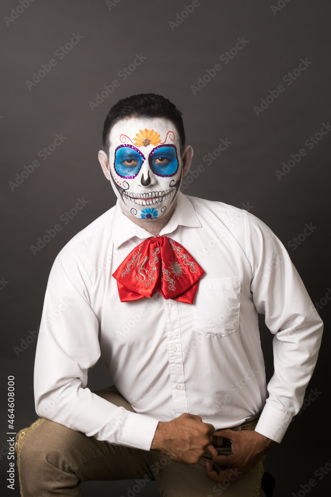 hombre maquillado de catrin para el dia de muertos como tradición ...