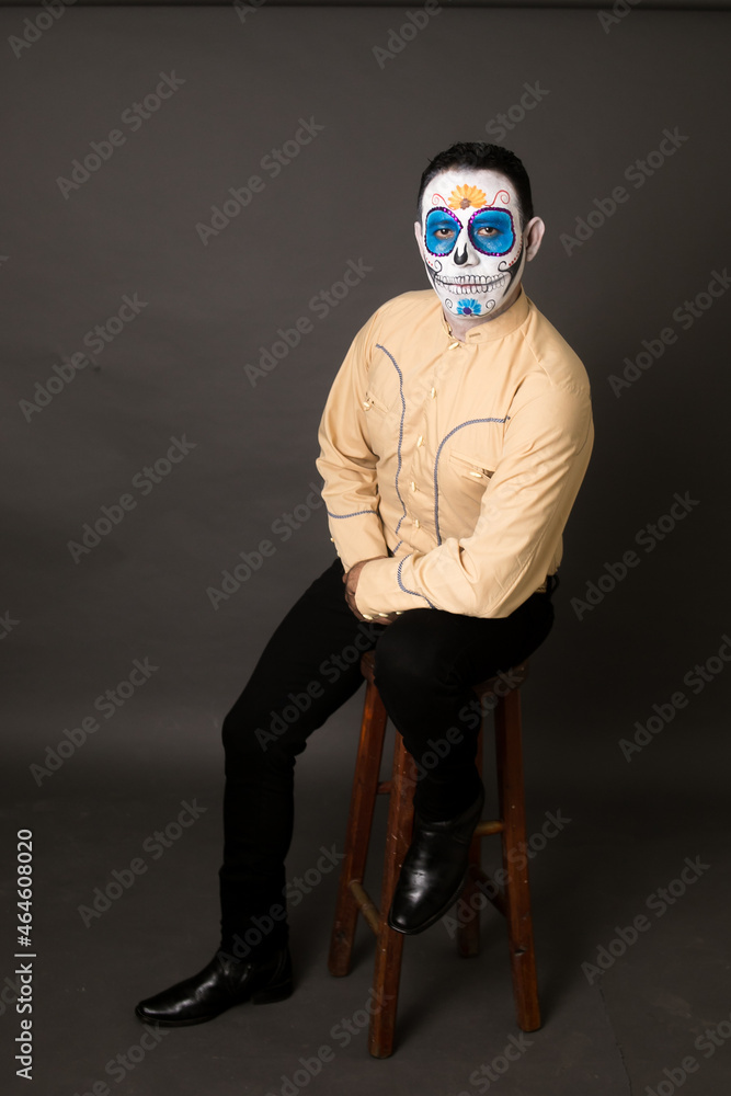 hombre maquillado de catrin para el dia de muertos como tradición ...