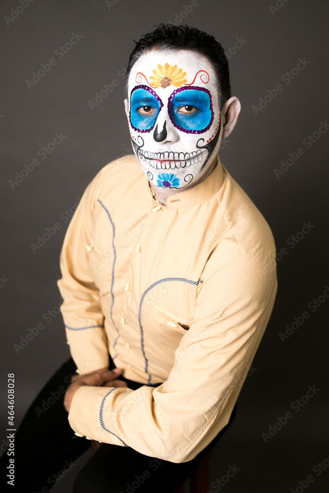 hombre maquillado de catrin para el dia de muertos como tradición ...