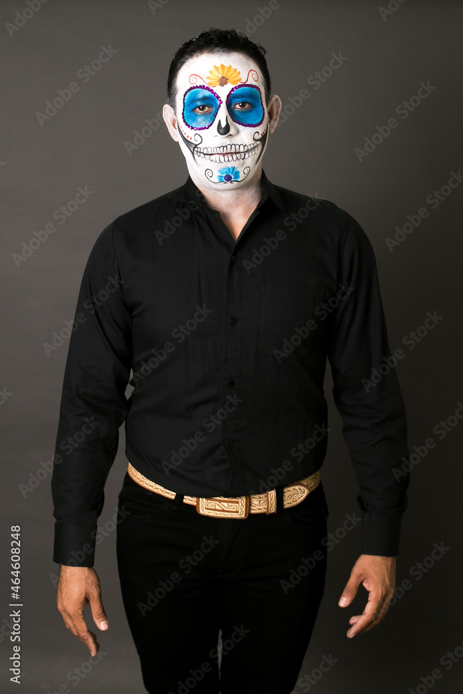 hombre maquillado de catrin para el dia de muertos como tradición ...
