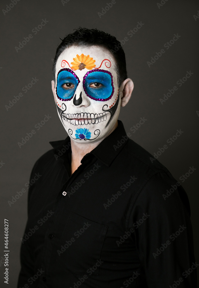 hombre maquillado de catrin para el dia de muertos como tradición ...