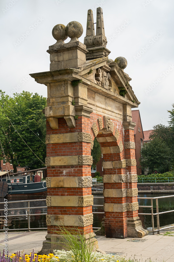 Das historische Hafentor der Stadt Emden, Ostfriesland Stock Photo ...