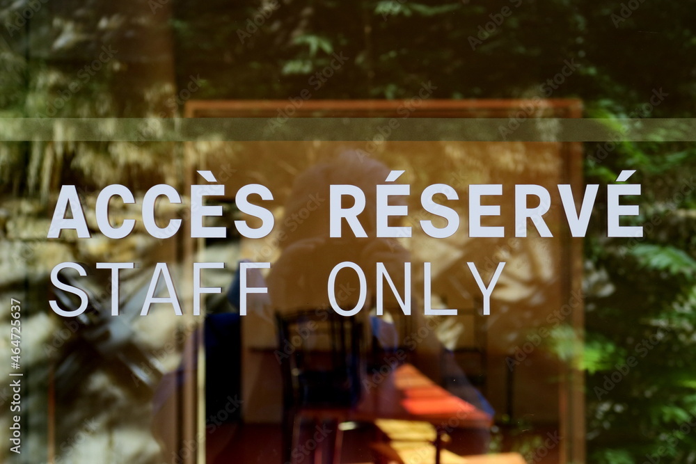 Accès reservé. Staff Only. Inscriptton sur une porte vitrée. Stock ...