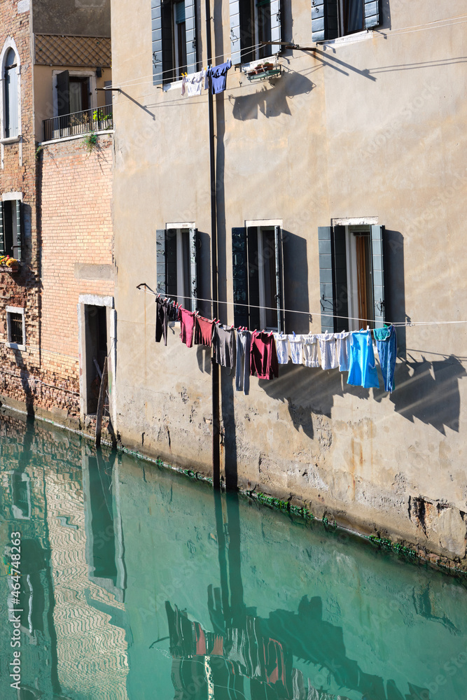 Foto de Washing lines along canal in Venice, Italy with reflection in ...